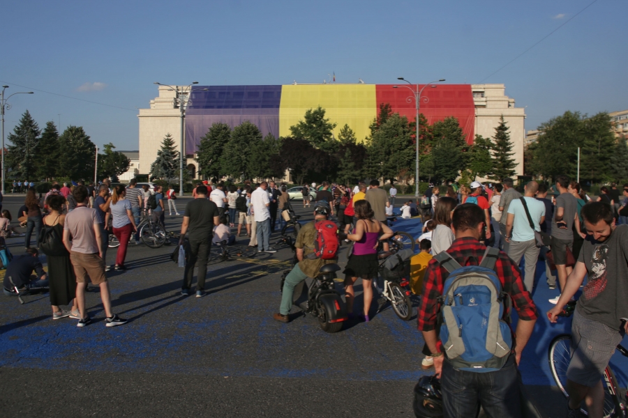 Protest în Piața Victoriei. Oamenii au scandat: „Demisia”, „Hoții ...