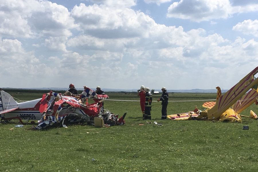 Două avioane de mici dimensiuni s-au ciocnit în aer. Unul dintre piloți ...
