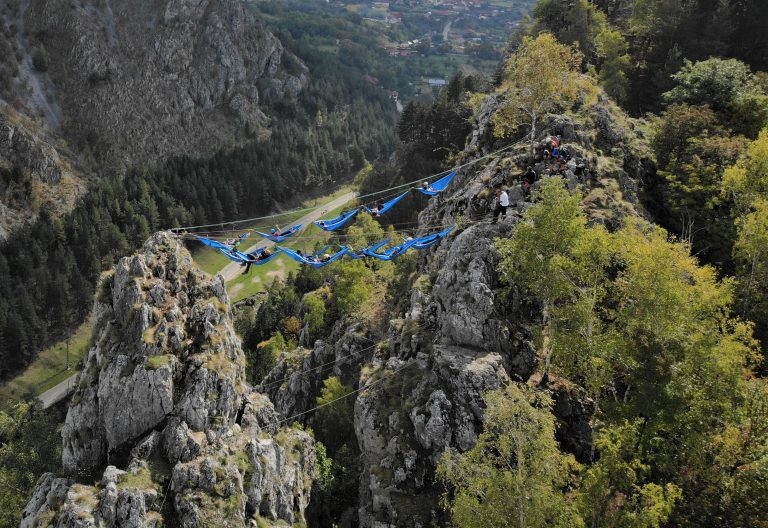 Experiența „Hamace la înălțime” sau cum să-ți înfrângi demonii în vârf ...