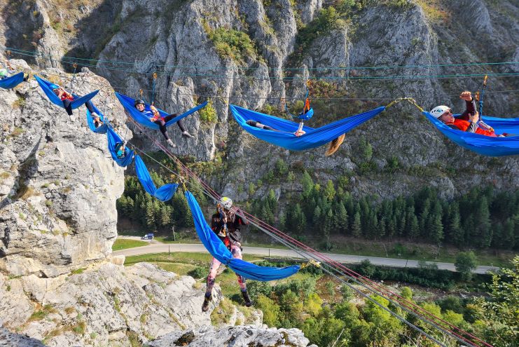 Experiența „Hamace la înălțime” sau cum să-ți înfrângi demonii în vârf ...