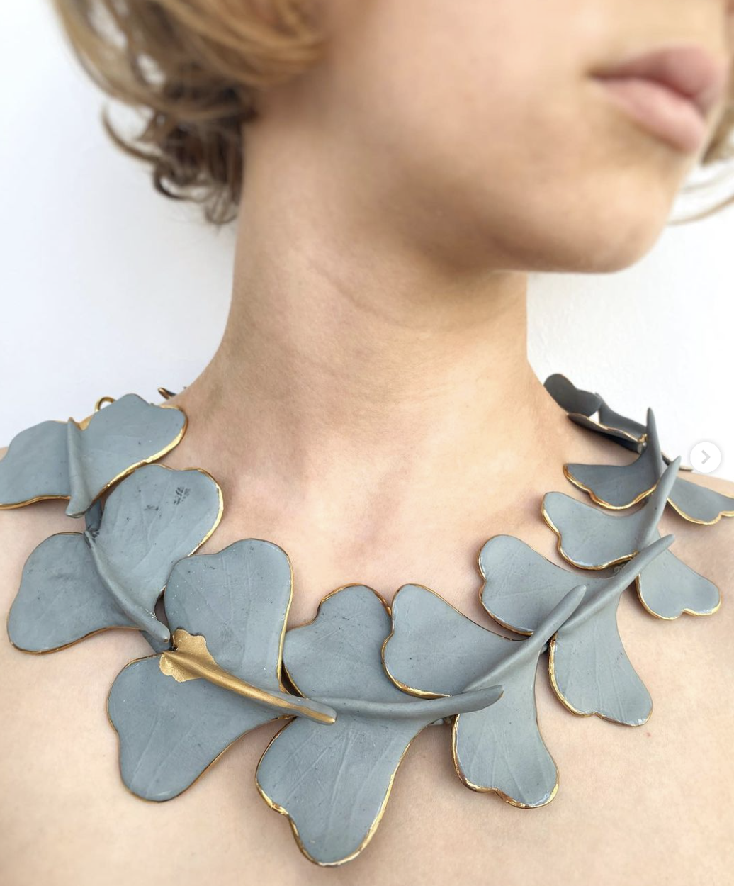 În balconul unui apartament din București există una dintre cele mai ...