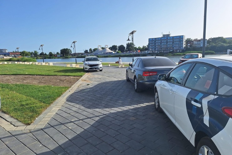 Turiștii din Eforie Nord au transformat Parcul Belona în parcare